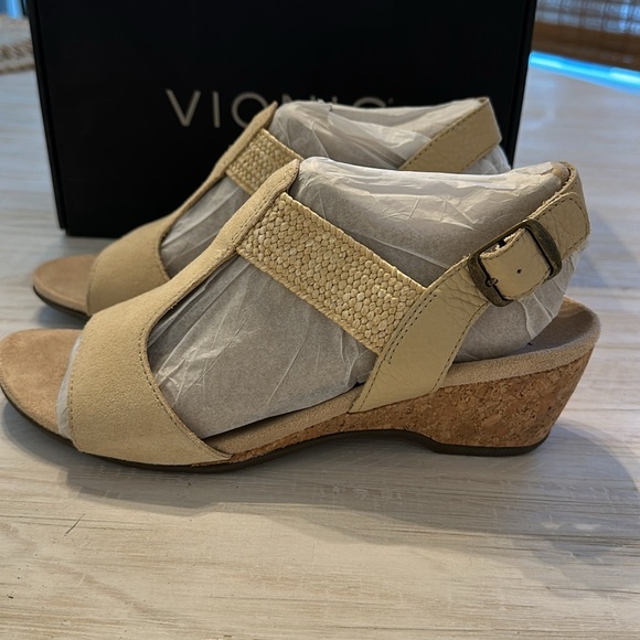 Vionic | Shoes | Vionic Wedges Size 85 | Poshmark